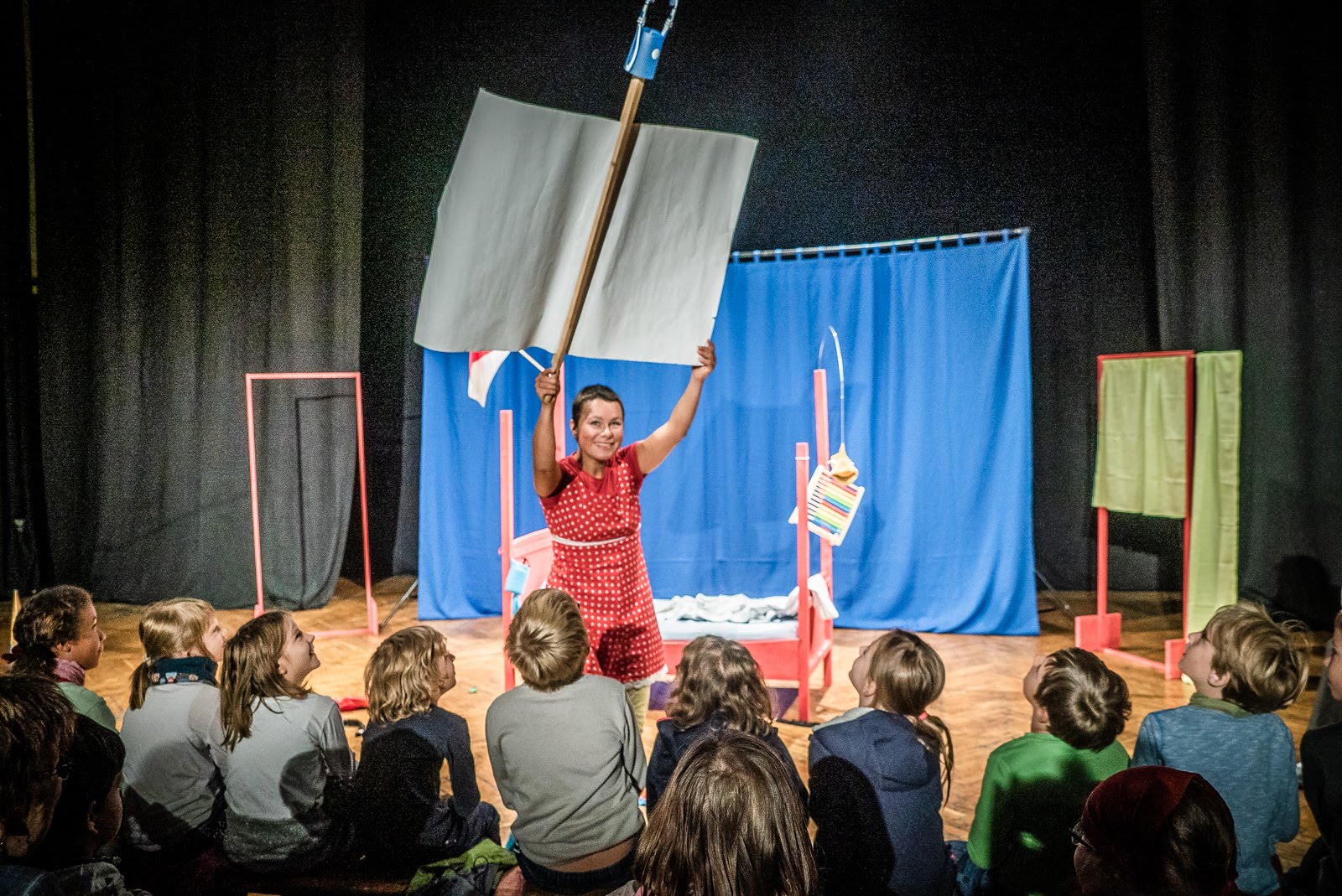 Mama, wo ist eigentlich das Gestern hin? / Theater Apron Mama, wo ist eigentlich das Gestern hin? / Theater Apron